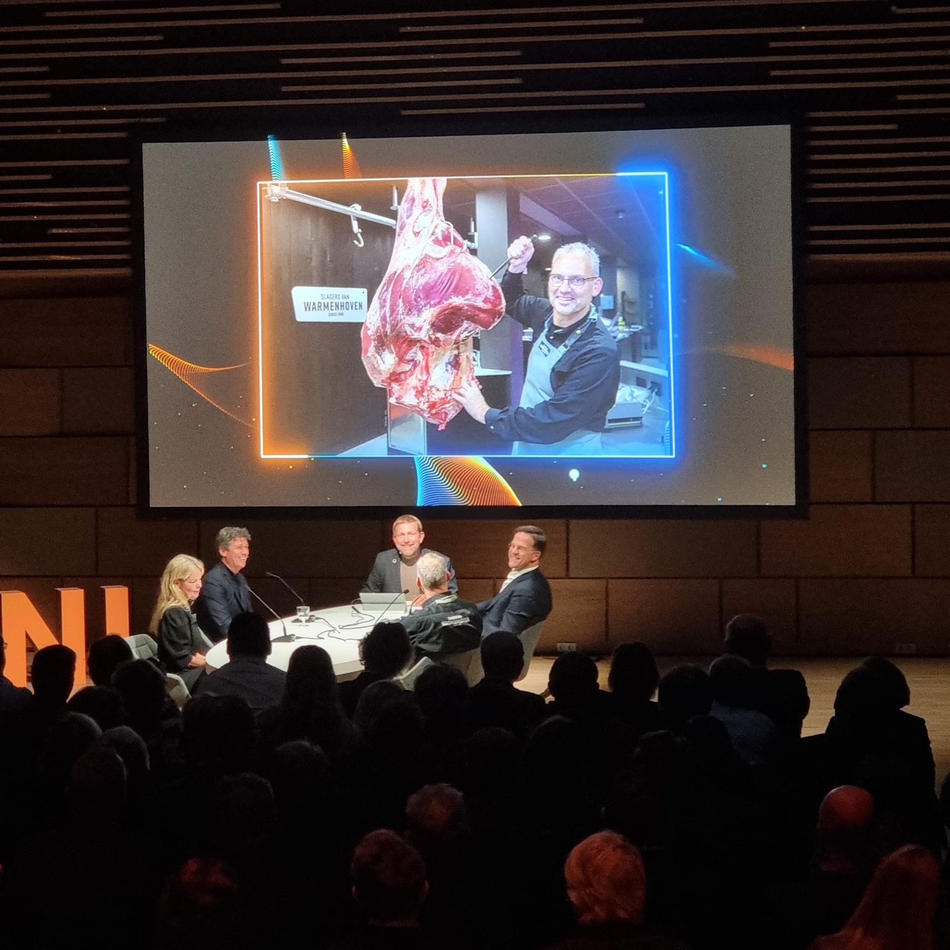 Koos van Essen aan tafel met Rutte bij MKB jaarcongres